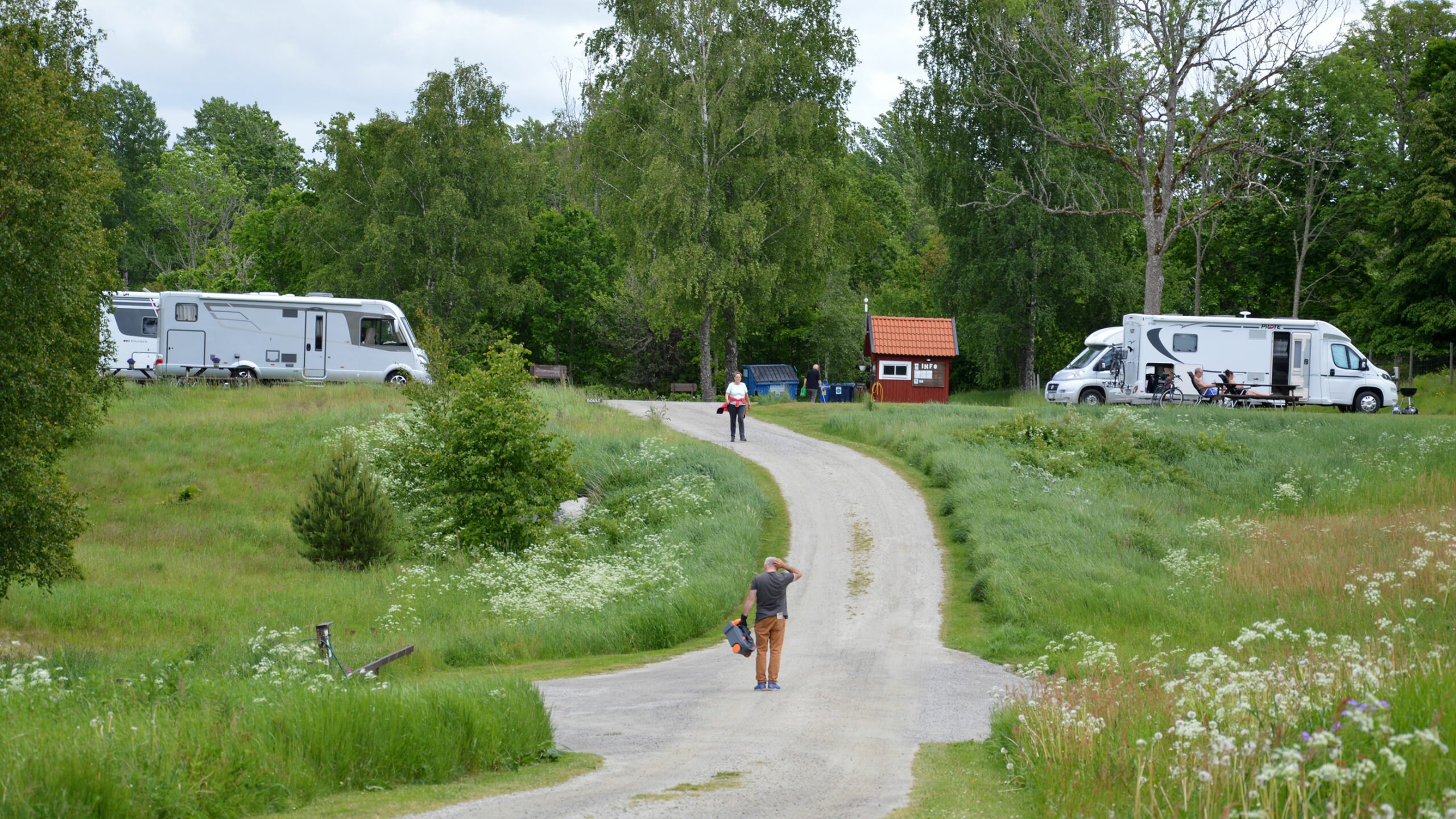 Skeda Strand: Lugn och ro - Husvagn & Camping